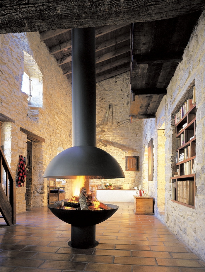 Cheminée centrale à foyer fermé ou cheminée traditionnelle? - Archzine.fr