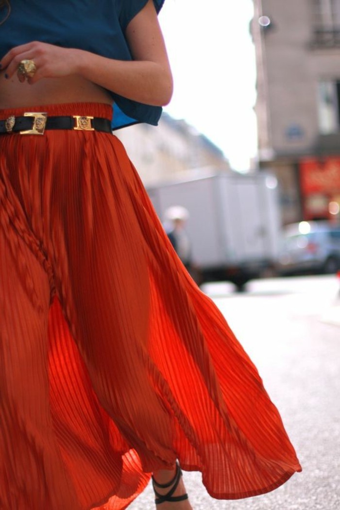 Comment porter la jupe longue plissée? 80 idées!