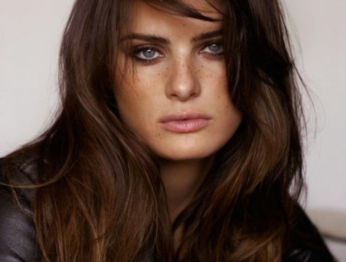Les cheveux chatain – quelle nuance choisir et pourquoi