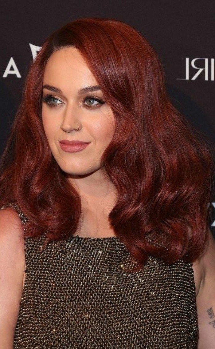 La couleur de cheveux acajou - 64 photos pour choisir votre nuance