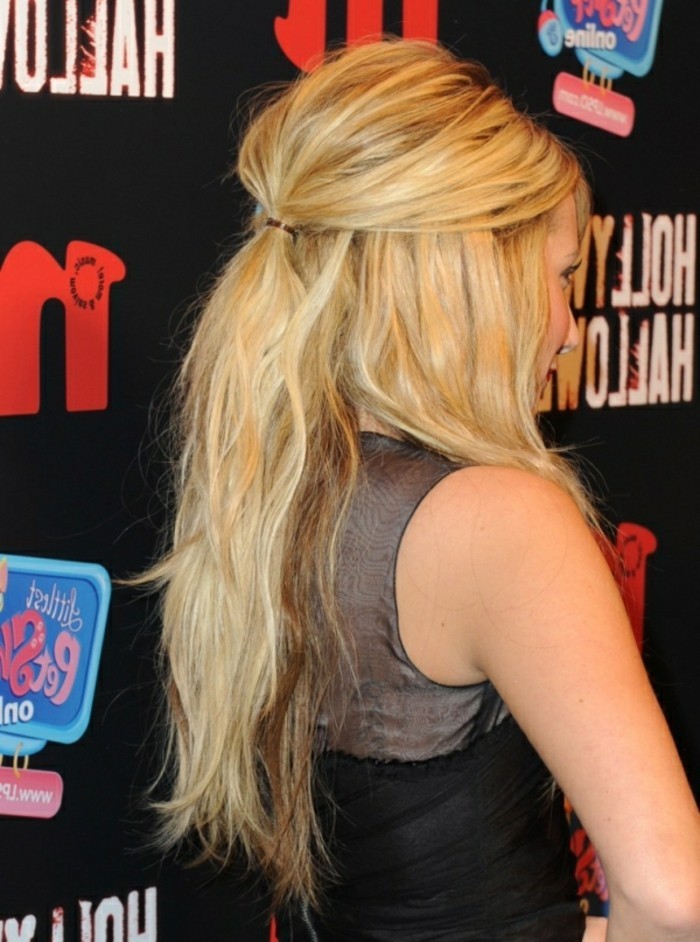 La demi queue de cheval – une coiffure qui revient à la mode