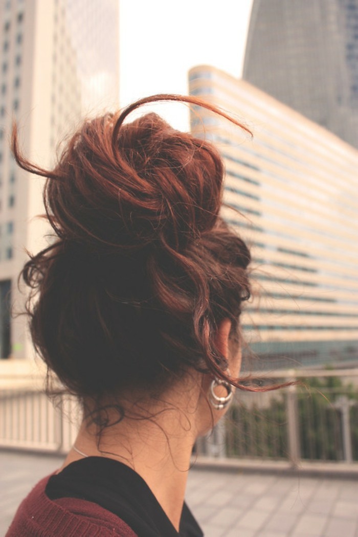 Le chignon coiffé-décoiffé – 67 photos qui vont vous inspirer