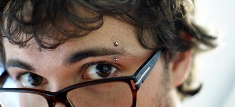 Piercing arcade homme – 41 exemples pour vous aiguiller