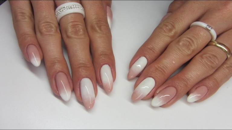 Le baby boomer : le nail art tendance pour mains stylés et élégants