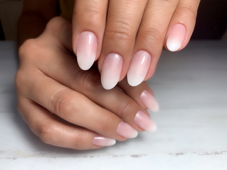 Les ongles baby boomer : la tendance phare de l'année 2021