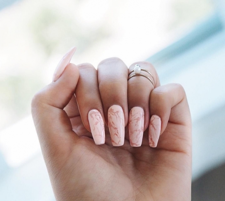 Ongle Effet Marbre Rose