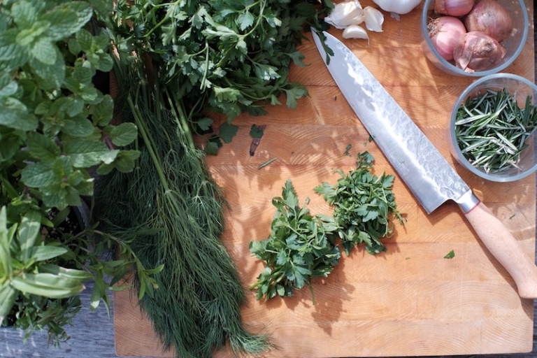 Plantes aromatiques vivaces – liste complète et astuces pour les cultiver