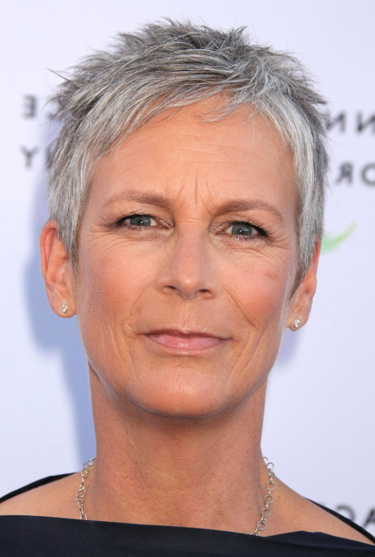 Quelle coupe de cheveux gris pour femme de 60 ans pour paraître plus jeune