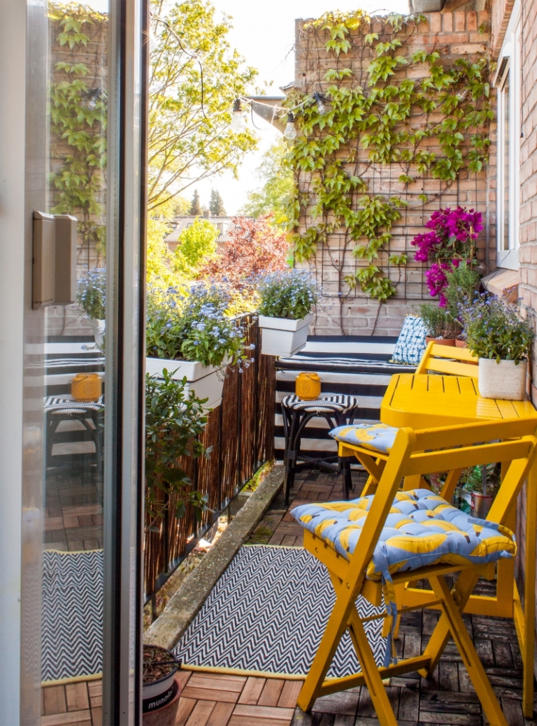 Aménagement terrasse d’appartement avec salon de jardin pour balcon étroit