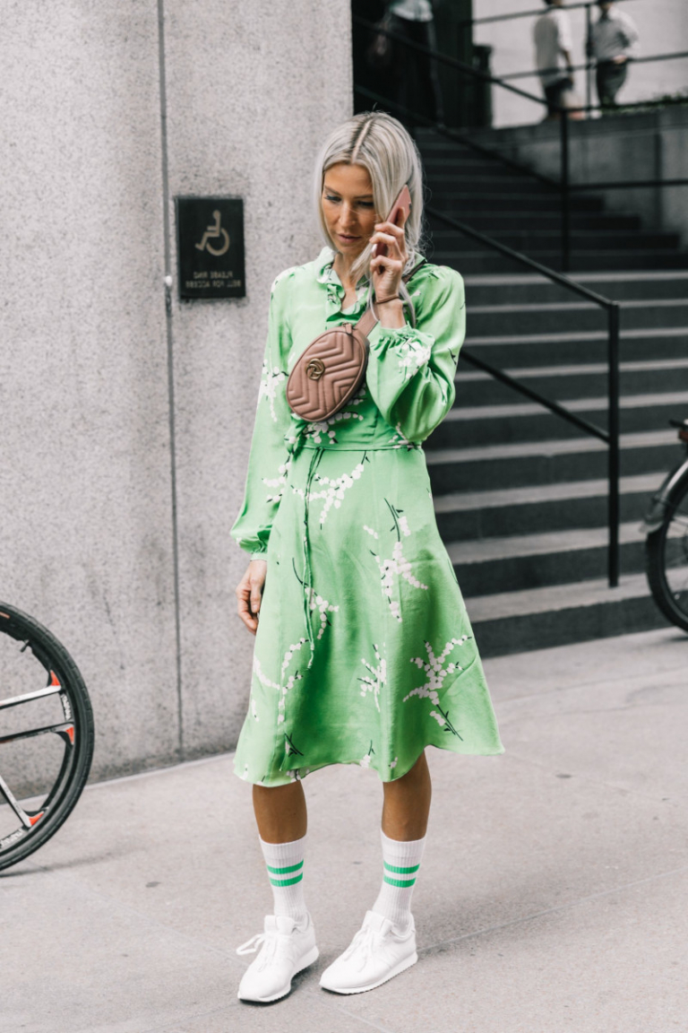 Quelles baskets avec une robe pour allier confort et style