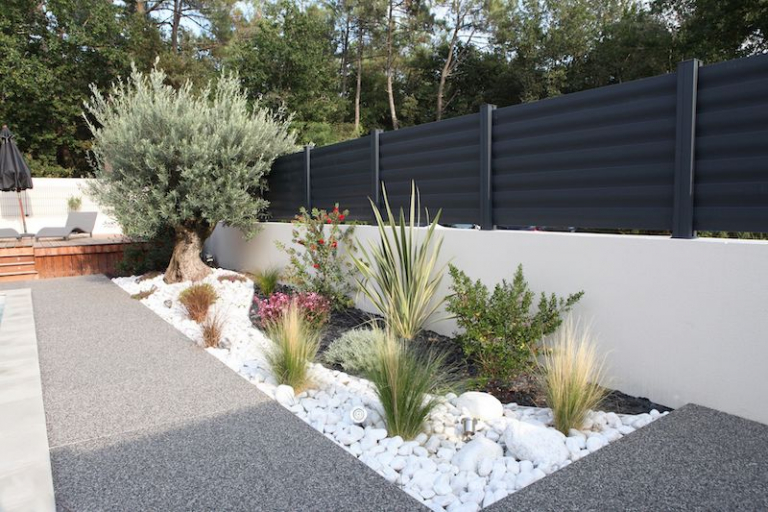 Parterre de fleurs avec cailloux pour un jardin moderne et zen