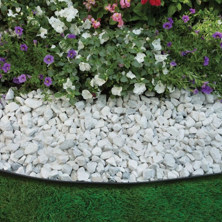 Parterre de fleurs avec cailloux pour un jardin moderne et zen