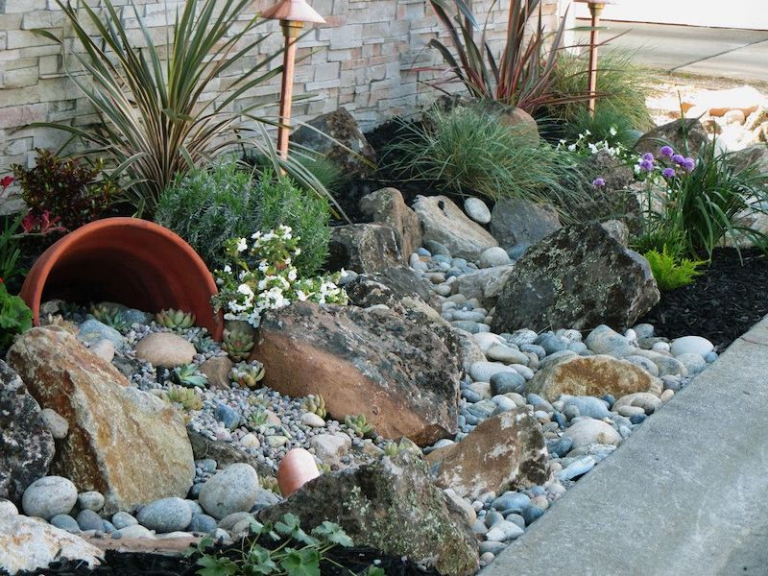 Parterre de fleurs avec cailloux pour un jardin moderne et zen