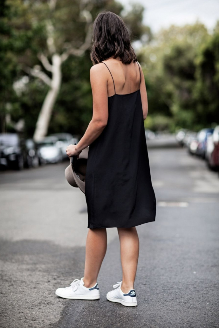 Quelles baskets avec une robe noire pour être pile dans les tendances