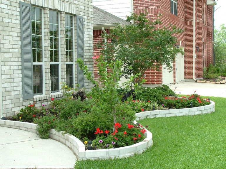 Zoom sur les tendances d’un parterre de fleurs moderne devant maison ...