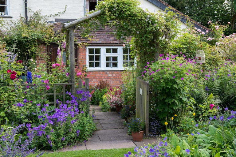 Zoom sur les tendances d’un parterre de fleurs moderne devant maison ...