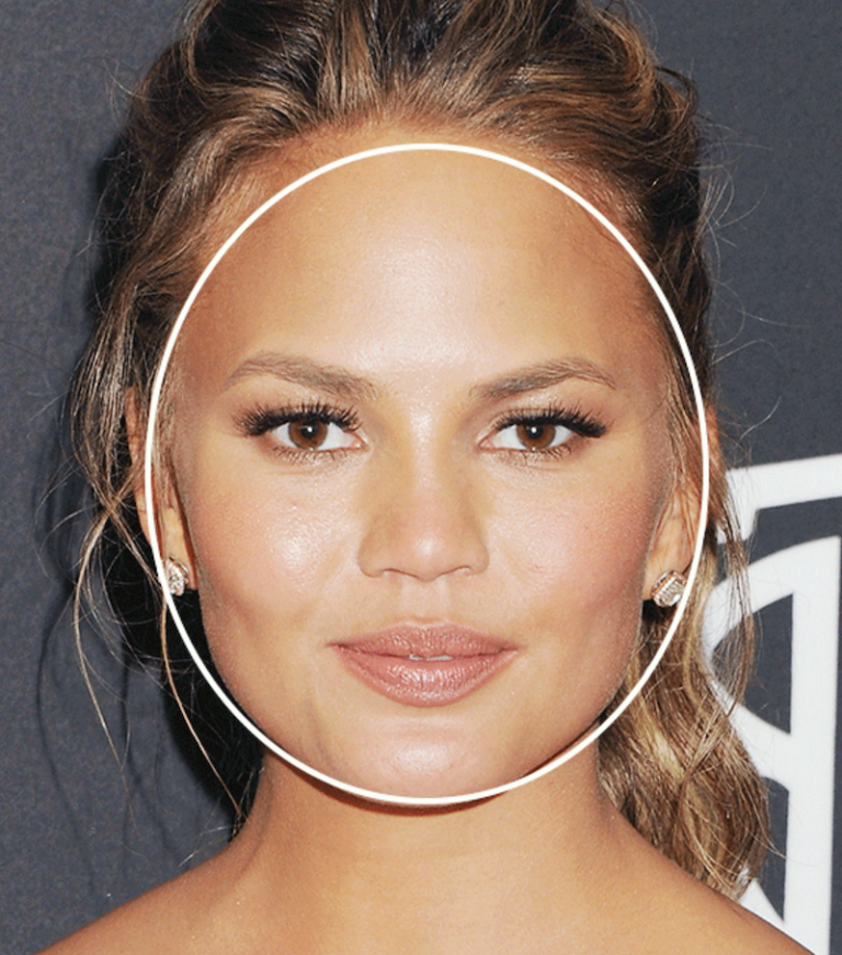 Quelle est la parfaite coupe de cheveux pour le visage rond avec lunettes