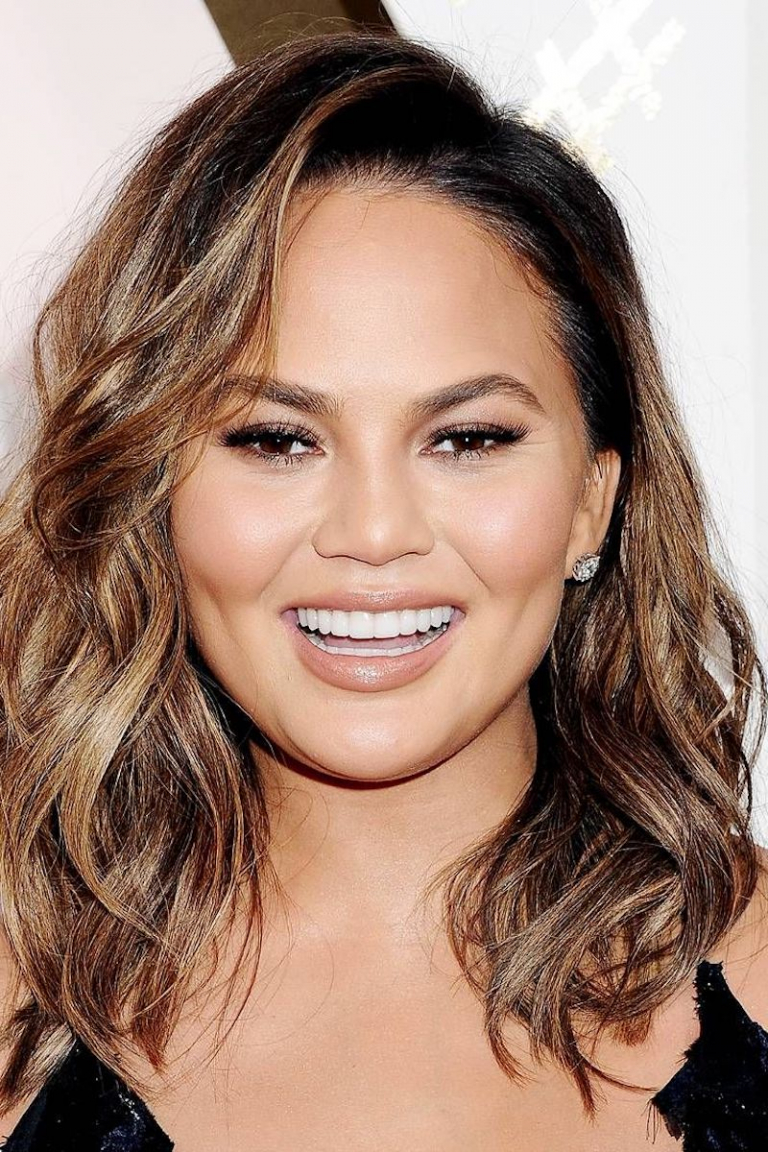 Quelle est la parfaite coupe de cheveux pour le visage rond avec lunettes